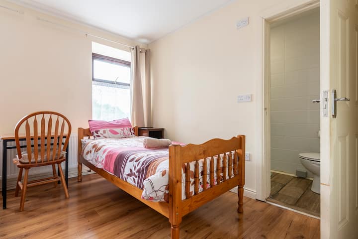 Galway City Student Triplebunk Room. - Irlande