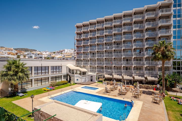 Perfect Location, Beach 50 M Away And Pool - 베날마데나