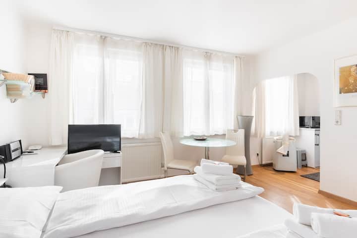 Central Sunny Studio Next To Subway For Long-term - Viena