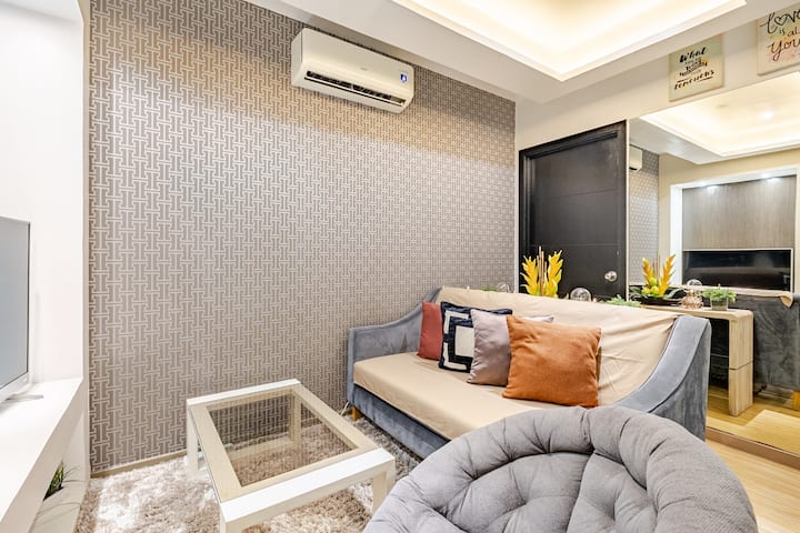Condo In Mandaluyong, 2-br Luxury Apartment - Makati