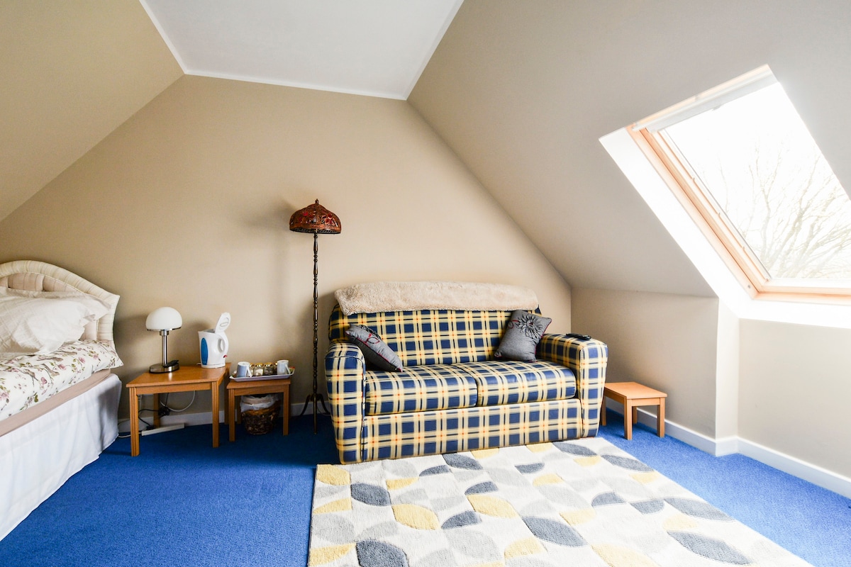Owl's Hoot Cottage - Single bedroom with sofa. - Cottages for Rent in ...