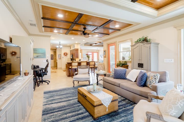 Welcome Home, Your Luxe 'Master Suite' Awaits You - Cabo Coral