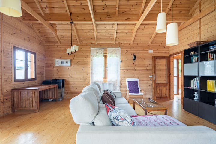 Casa Rural De Madera En La Montaña Central De León - Vegacervera