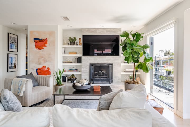 Beachside Bungalow: Coastal Decor & Firepit Deck - San Diego, CA