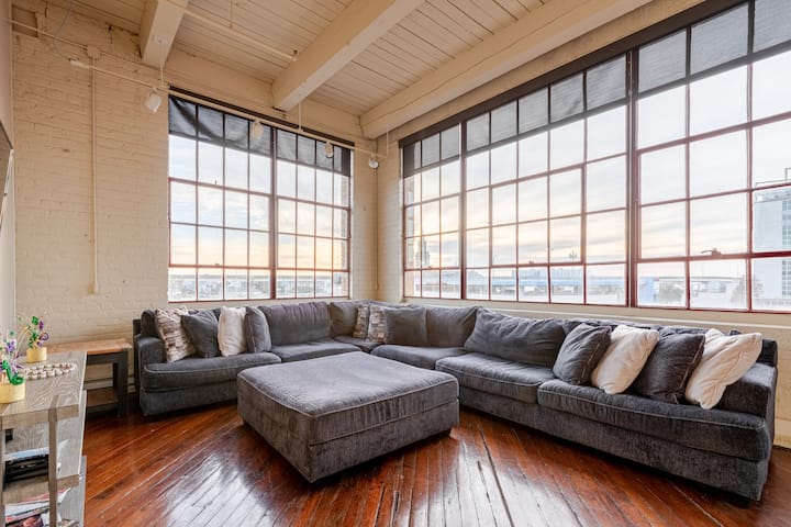 Large Downtown Condo With Picturesque City Views - New Orleans, LA