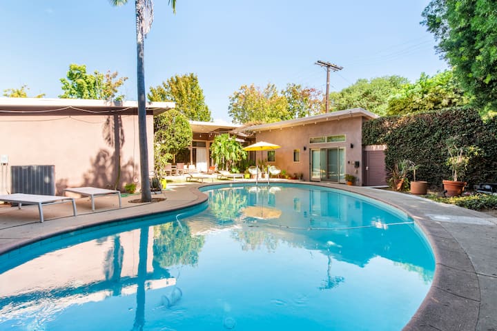 Colorful B/b In 50s Ranch - Long Beach, CA