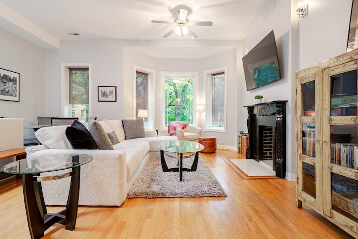 Whole Apartment! 2 Bed/2 Bath Steps From Wrigley!! - Chicago, IL