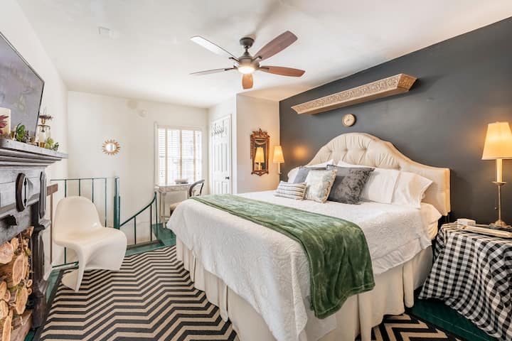 Savor The Romance Of A Colorful, Historic Carriage House - Savannah, GA