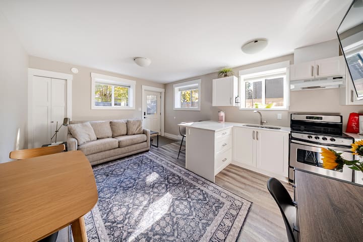 Bright 1 Bedroom - Convenient Location - Victoria