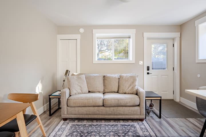 Bright 1 Bedroom - Convenient Location - Victoria