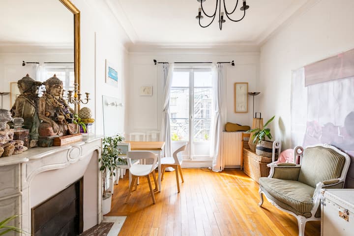 Charming And Inspiring French Room - Paris