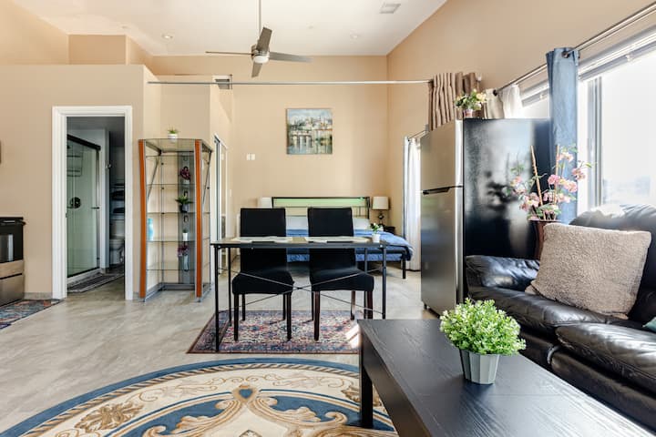 Modern Studio W/ King Bed, Workspace, Kitchenette - Jurupa Valley, CA