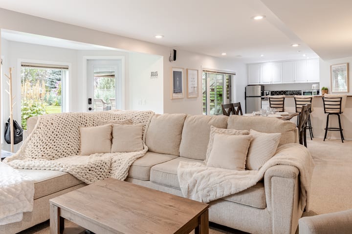 Private Garden Walkout Lower Suite 750+ Sq Feet - Calgary