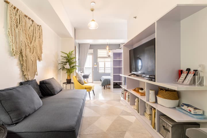 Hip Apt W/ Parking, Highspeed Internet And Netflix - Quezon City