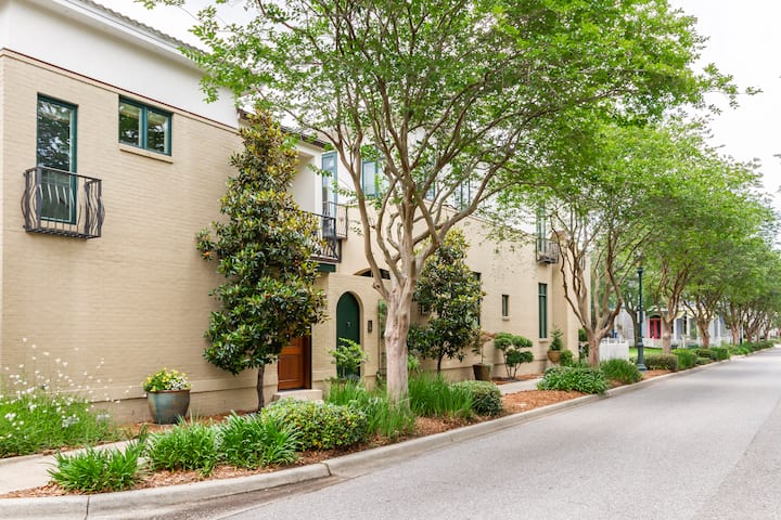 Downtown Intimate Light-filled Getaway - Pensacola, FL