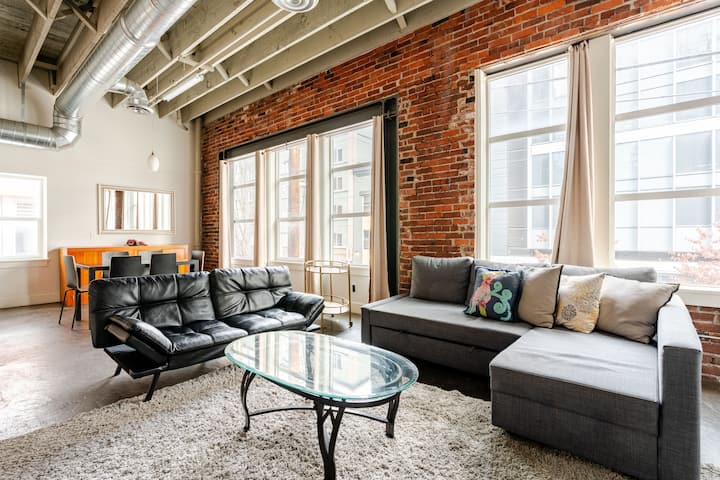 Kremrest - Artist Loft - Industrial, Clean, Fun - Seattle, WA