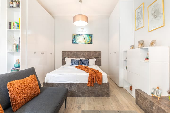 Step Onto The Cozy Metal Balcony And Soak Up The Sun - Tbilissi