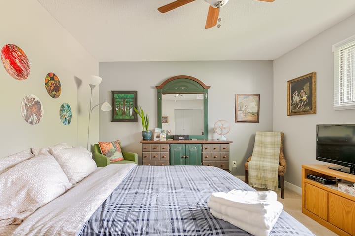 Cosy Bedroom/private Bathroom. Shared Home - Kelowna