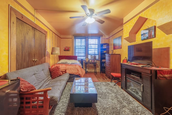 Beautiful Private Bedroom - Downstairs - New York City