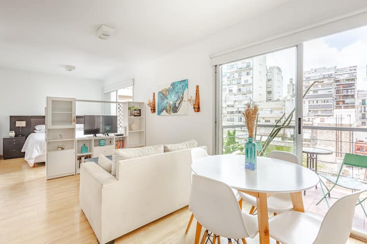 Bright Recoleta Studio With Balcony & Fast Wifi - Buenos Aires