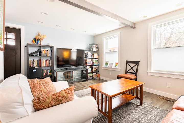 Upscale 1br In The Heart Of Downtown - Burlington, VT