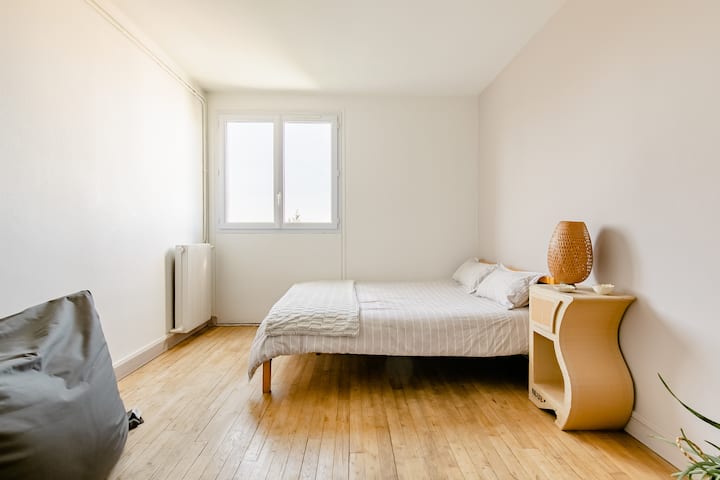 Grande Chambre Dans Un Appartement Centre-ville - La Rochelle