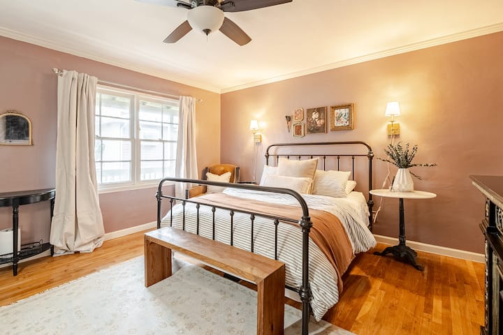 Walk To The Beach From A Romantic Studio - Long Beach, CA