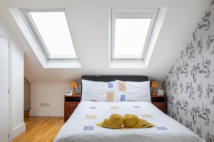 Large En-suite, Double Private Space - Surbiton