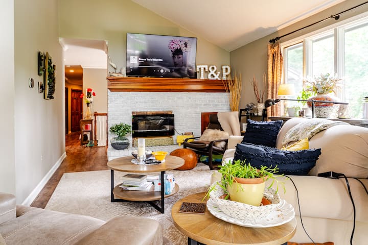 Tom From Traverse City's West Guestroom - Traverse City, MI
