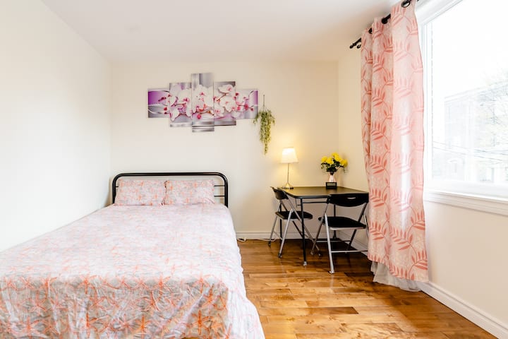 ⭐️Ensuite Bath, Walk To Restaurants, Subway, ️Dt - Toronto