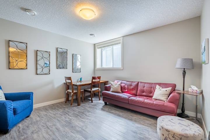 Stay In Comfort In Calgary's Nw Community Tuscany - Calgary
