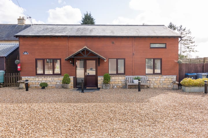 Kenns Farm Barn - A Spacious Barn For Your Holiday - Burford, UK