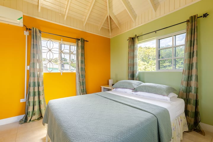 Peaceful Loft Getaway W/parking - Jamaica
