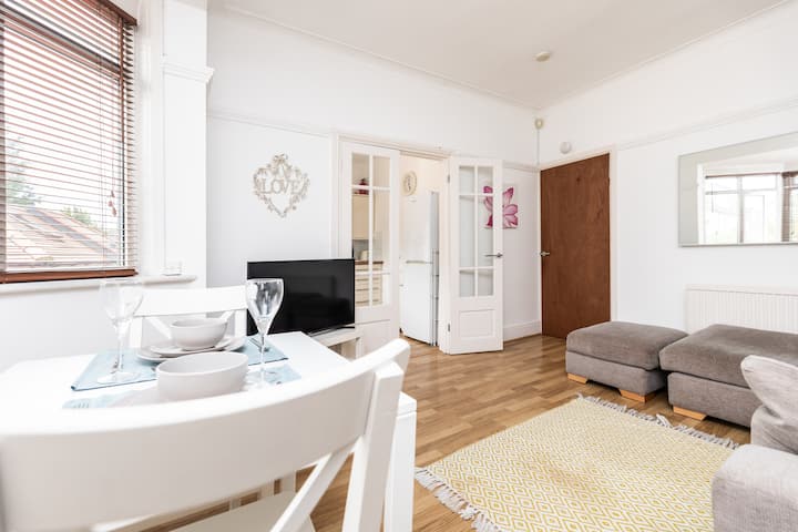 Beautiful 2 Bedroom Flat - Street Lane - Leeds