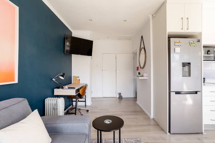Modern Top-floor Apartment With A Sunny Balcony - Claremont