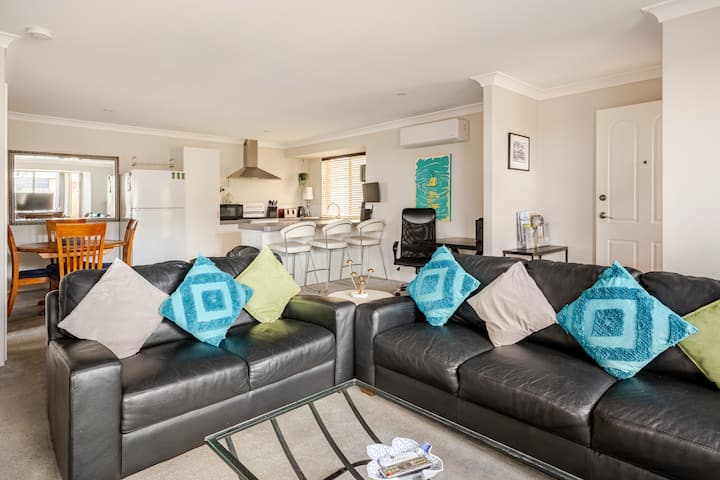 Spacious 2br Home Near Airport - Great 4 Travelers - Ascot