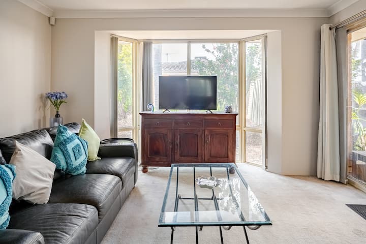 2 Bedrooms 1 Bathroom Home Near Airport - Ascot