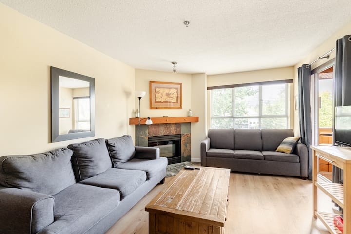 Village Penthouse Above Shops ,Groc Free Parking - Whistler