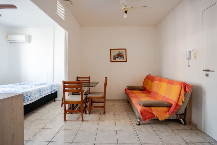 Kitinete A Poucos Passos Da Praia Em Bal. Camboriu - Balneário Camboriú