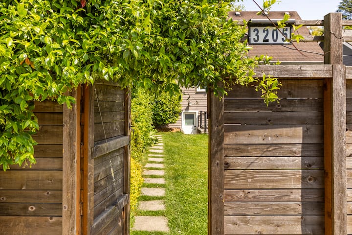 A/c, Walk To Light Rail, Off-street Parking! - Seattle, WA