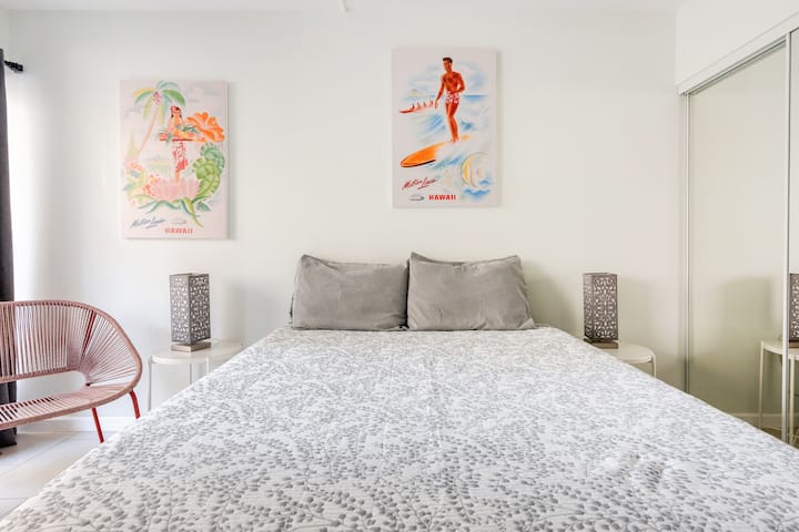 Studio 1/2 Block To Waikiki Beach - Honolulu, HI