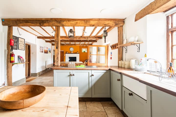 A Magnificent Farmhouse-near Hereford (Sleeps 25) - United Kingdom