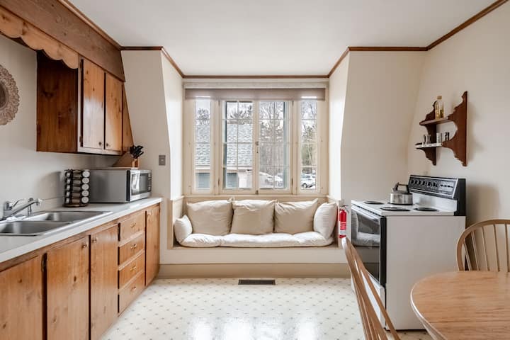 Private 2 Bedroom Apt. 8 Miles To Stowe Village. - Stowe, VT