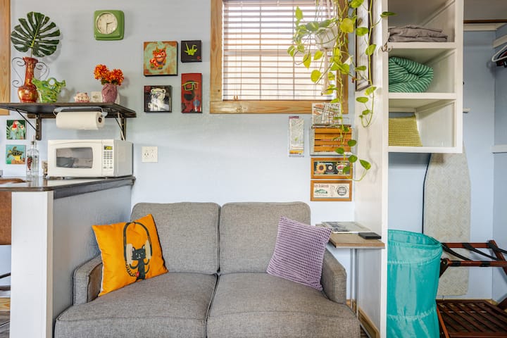 Cozy & Private Guesthouse Near Downtown - San Antonio, TX