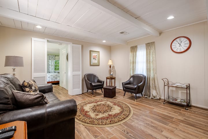 Cozy Sedgefield Cottage - Greensboro, NC