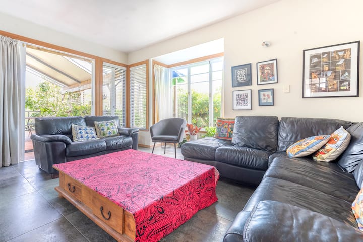 Art And Garden In Grey Lynn
Location, Location. - Auckland