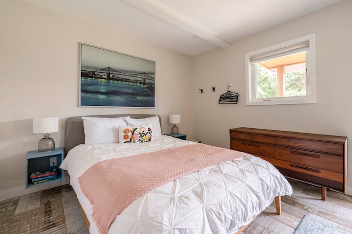 Bright, Modern And Central North Vancouver Studio - North Vancouver