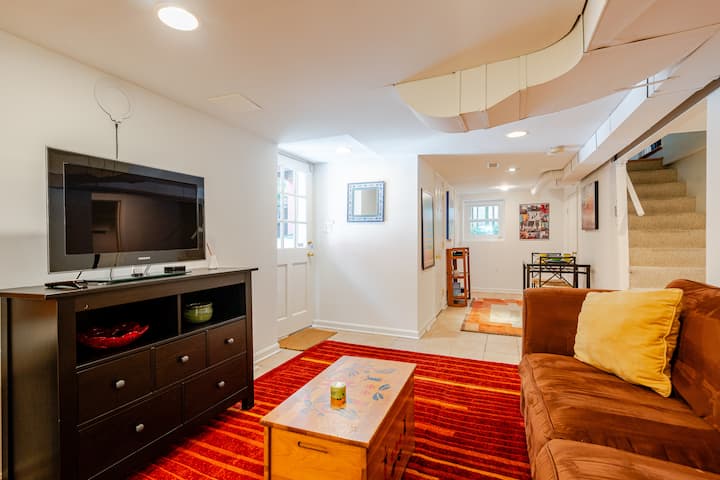 Cozy, Private Spacious In-law Suite With Parking - Bethesda, MD