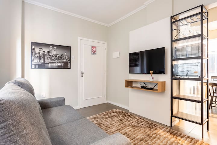 Charmoso Apto 2 Quartos • Redenção /Hcpoa - Porto Alegre