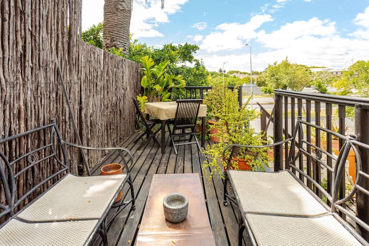 Quirky Courtyard Studio With Deck - Ciudad del Cabo